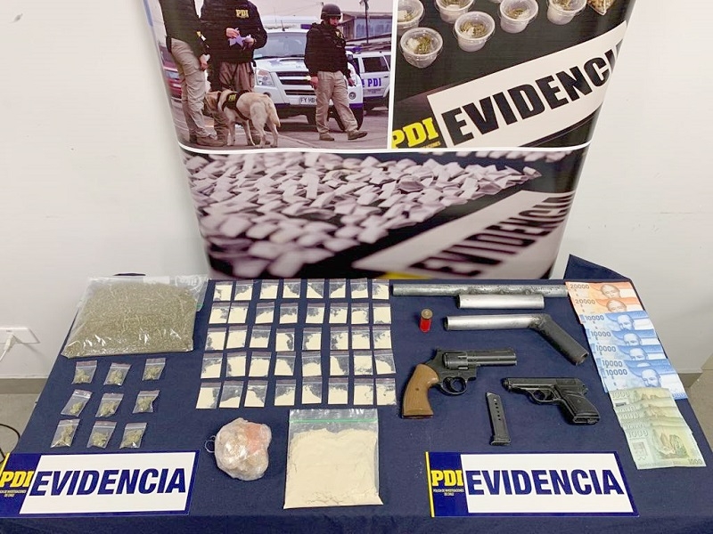 PDI detuvo a clan familiar incautando drogas y armas en Linares PDI detuvo a clan familiar incautando drogas y armas en Linares